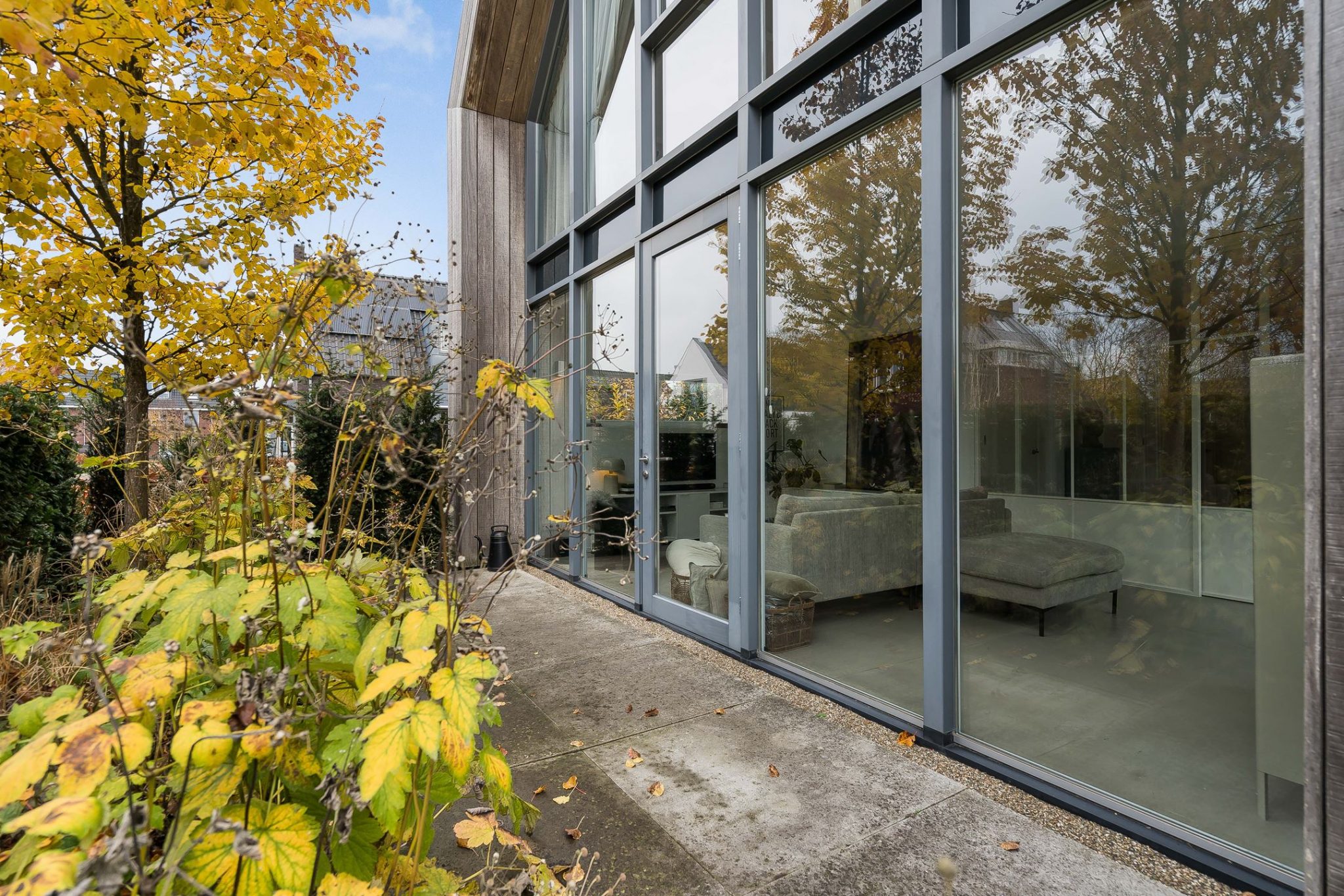 Une maison en bois grisé de 121m2 aux lignes simples aux Pays-Bas