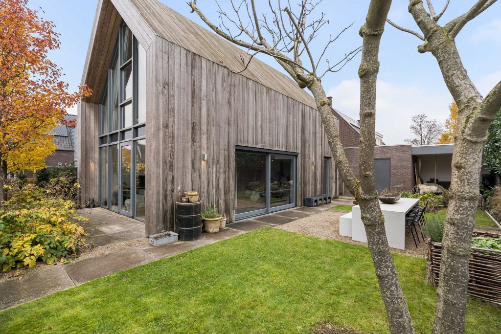 Une maison en bois grisé de 121m2 aux lignes simples aux Pays-Bas