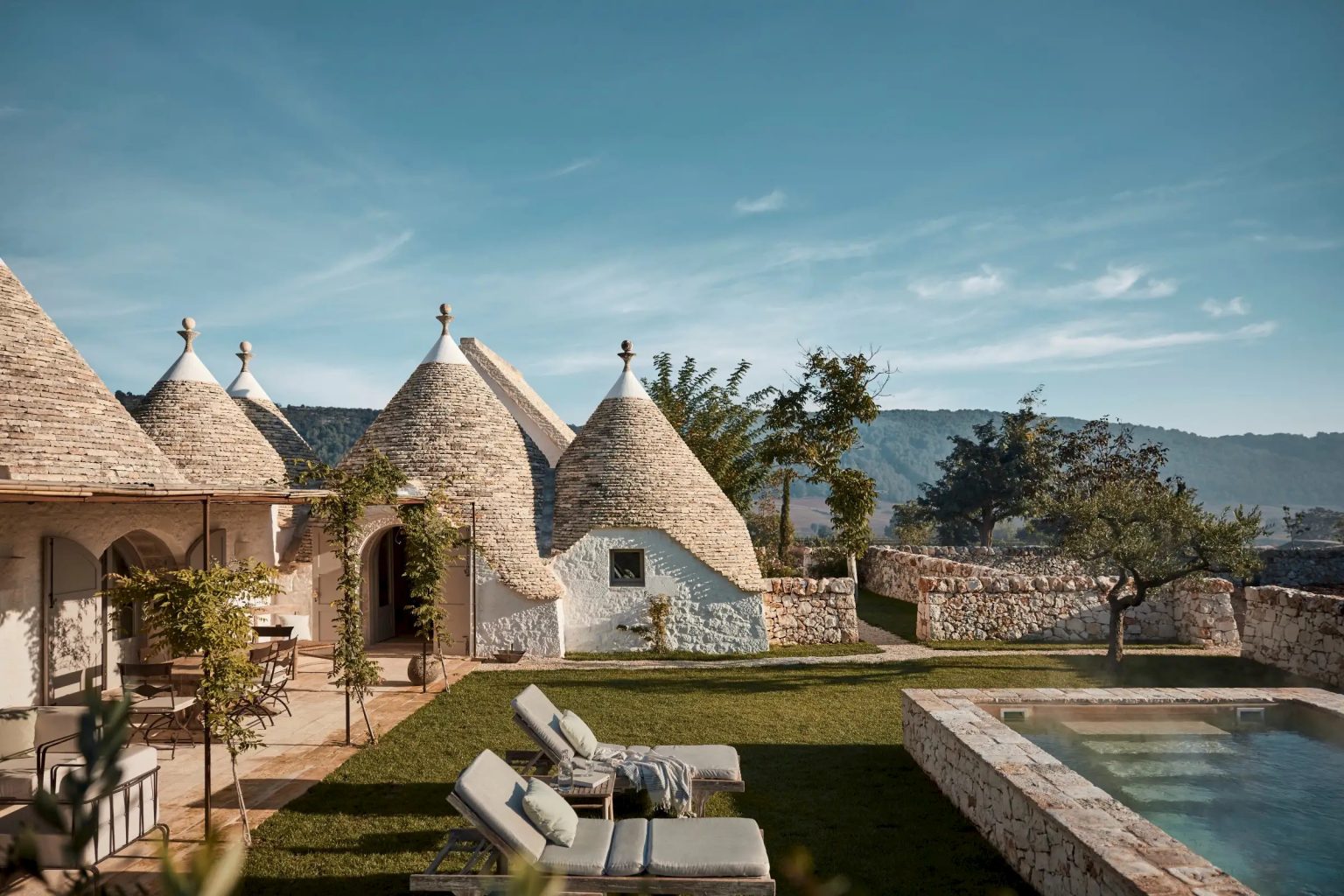 Cette maison typique des Pouilles avec piscine a été rénovée avec élégance
