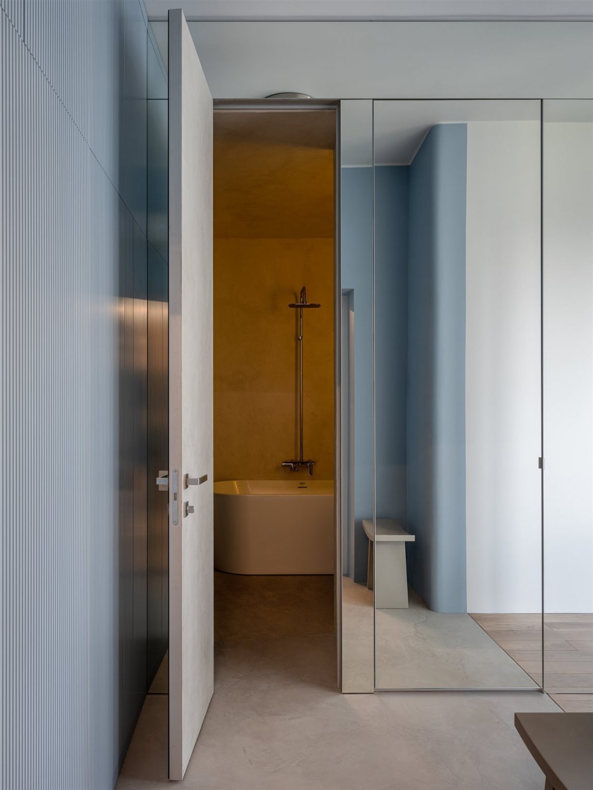 Un appartement de 29m2 sous le signe du design et du bleu