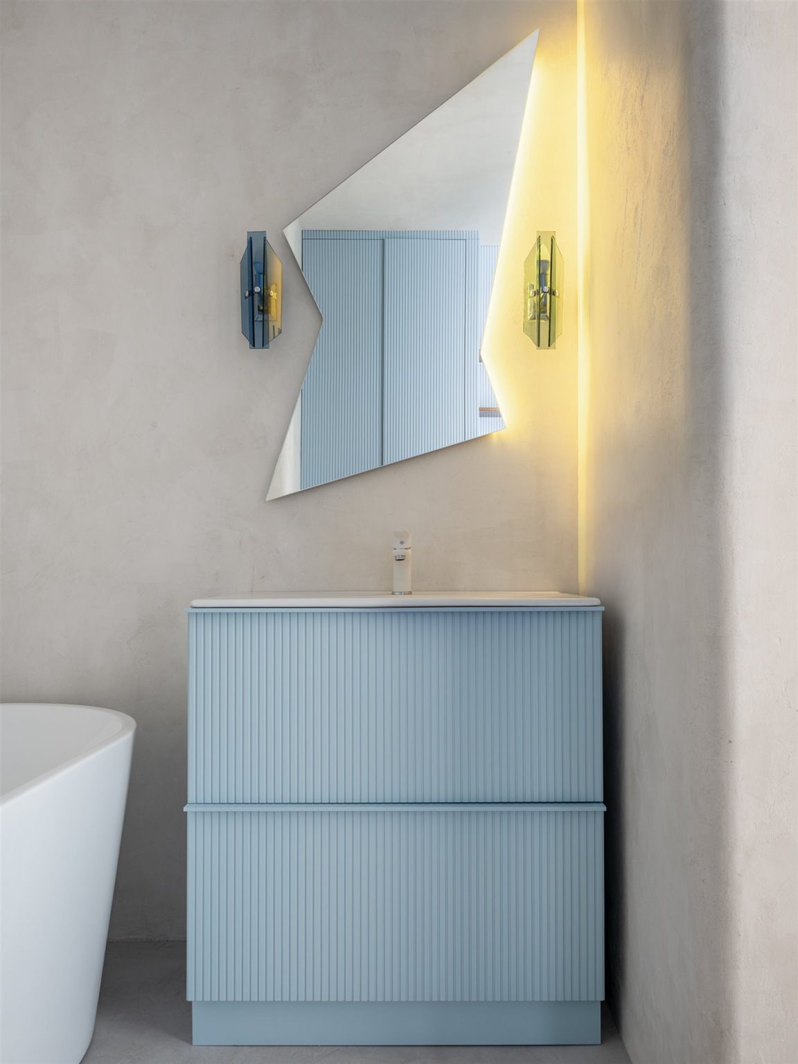 Un appartement de 29m2 sous le signe du design et du bleu