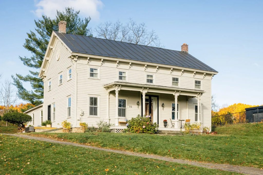Une maison en bois de 1810 dans la campagne nord-américaine