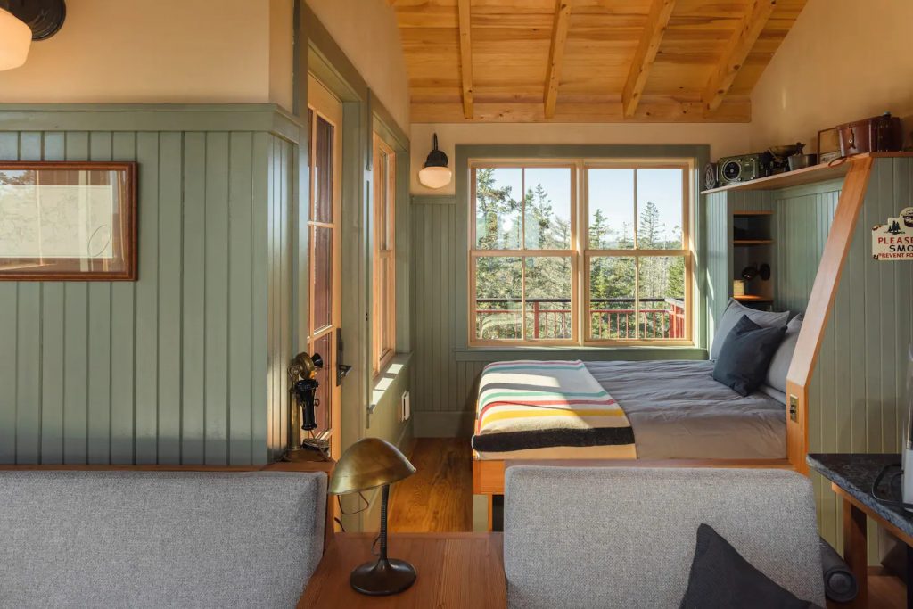 Une maison loft en bois comme un mirador sur la forêt canadienne