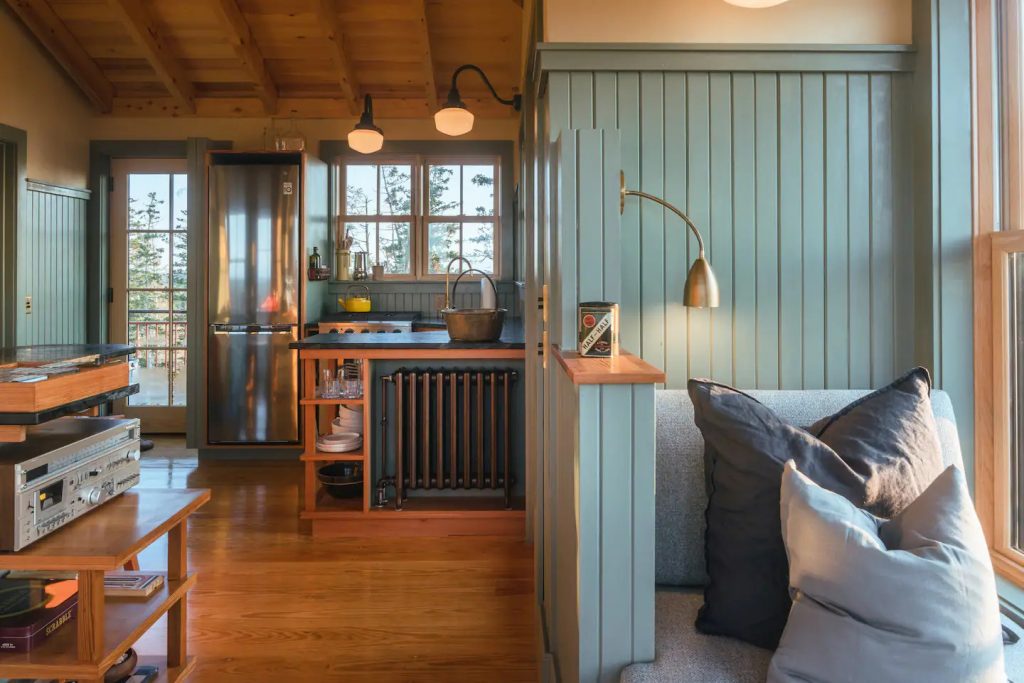 Une maison loft en bois comme un mirador sur la forêt canadienne