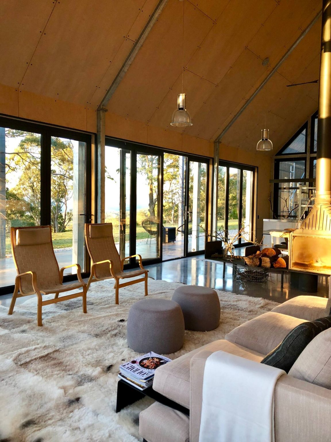 Une maison longue et noire dominant une vallée verdoyante