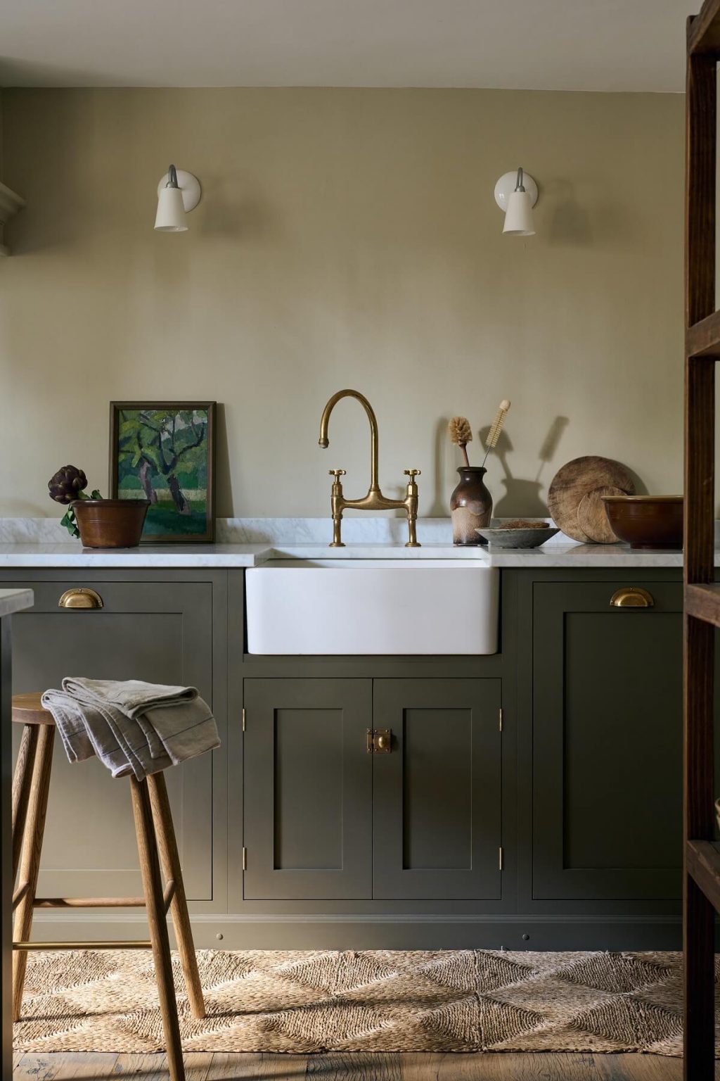 Une cuisine shaker vert olive de chez deVOL pour une maison anglaise