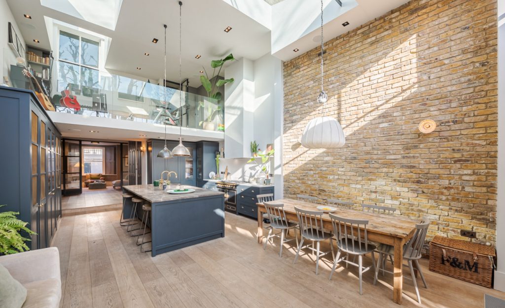 Une maison anglaise près de Londres avec une immense family-room