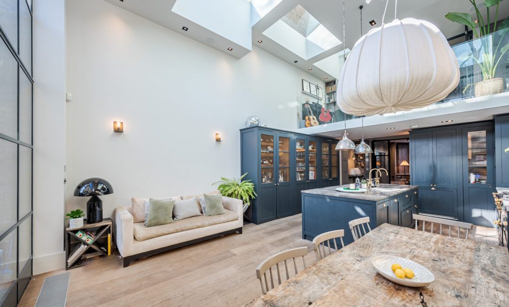 Une maison anglaise près de Londres avec une immense family-room