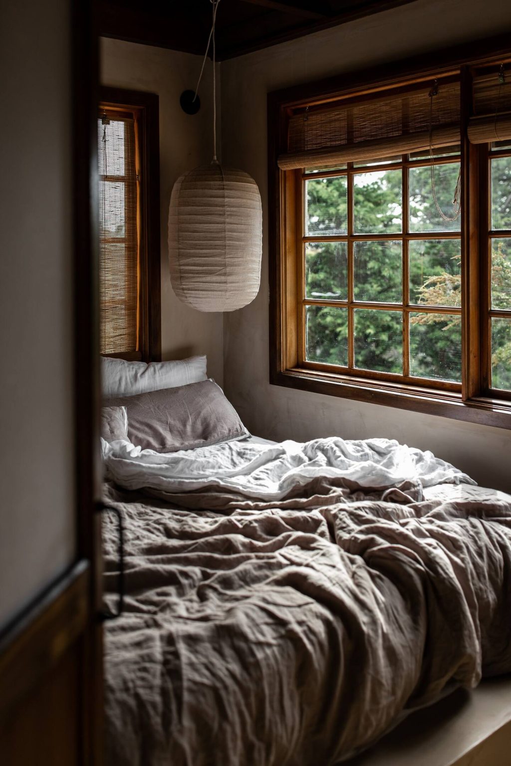 Une maison en bois et granit à l'intérieur inspiré par le wabi-sabi