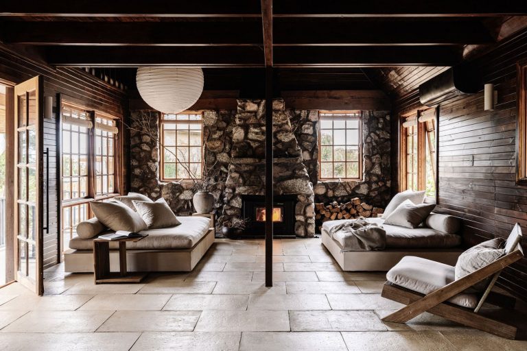 Une maison en bois et granit à l'intérieur inspiré par le wabi-sabi