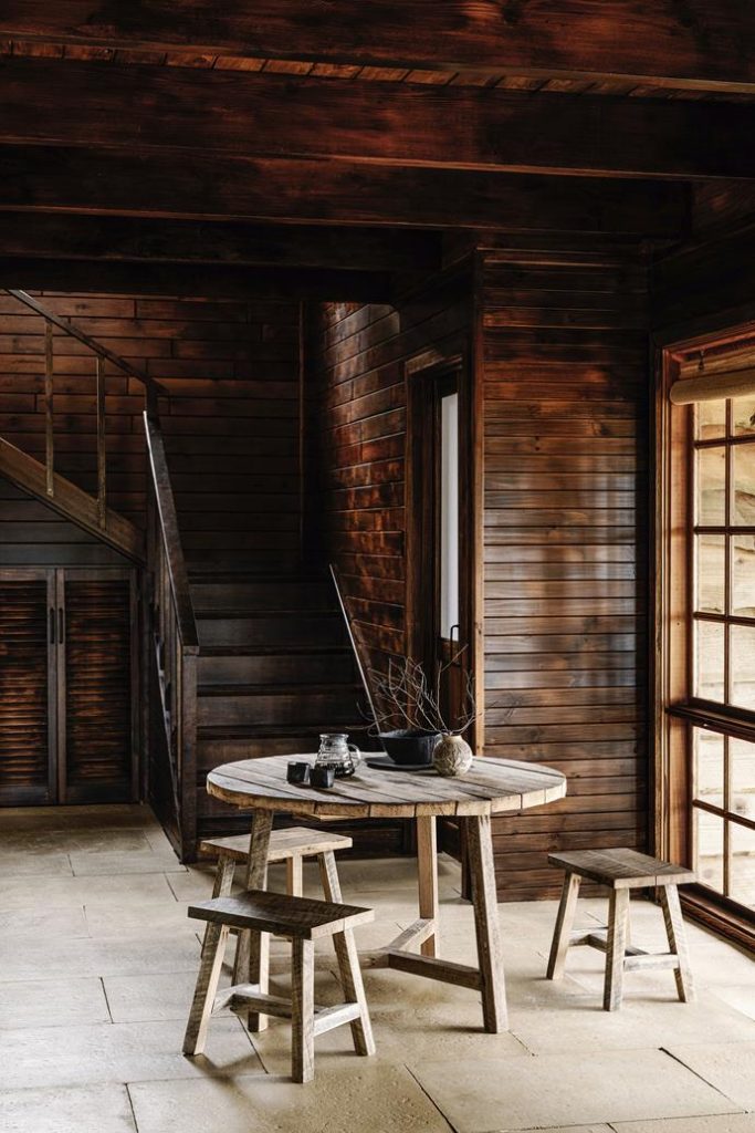 Une maison en bois et granit à l'intérieur inspiré par le wabi-sabi