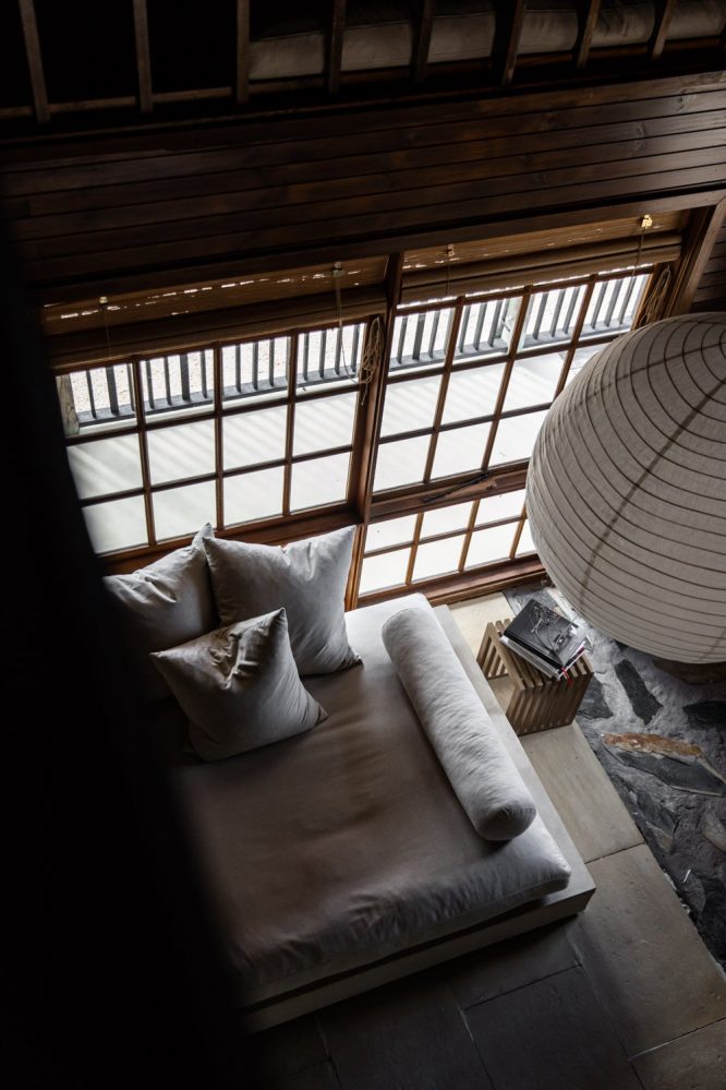 Une maison en bois et granit à l'intérieur inspiré par le wabi-sabi