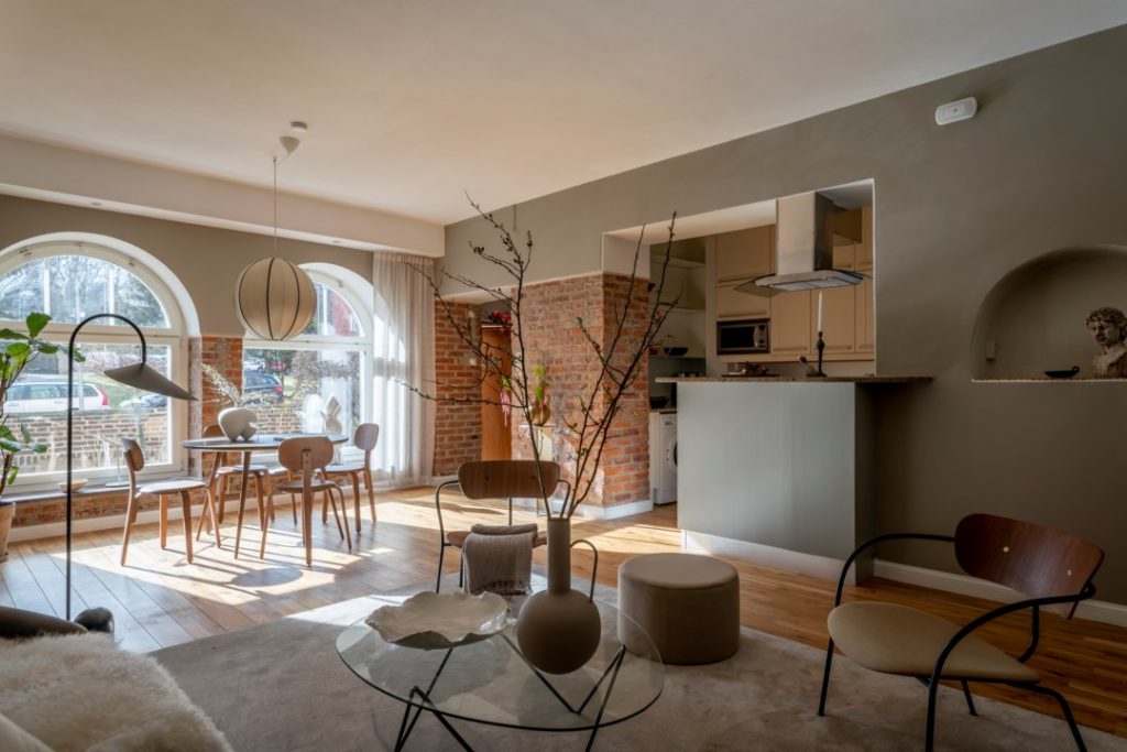 Briques et arches pour un appartement de 65m2 à la décoration actuelle