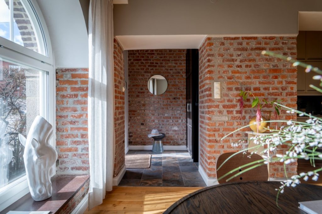 Briques et arches pour un appartement de 65m2 à la décoration actuelle