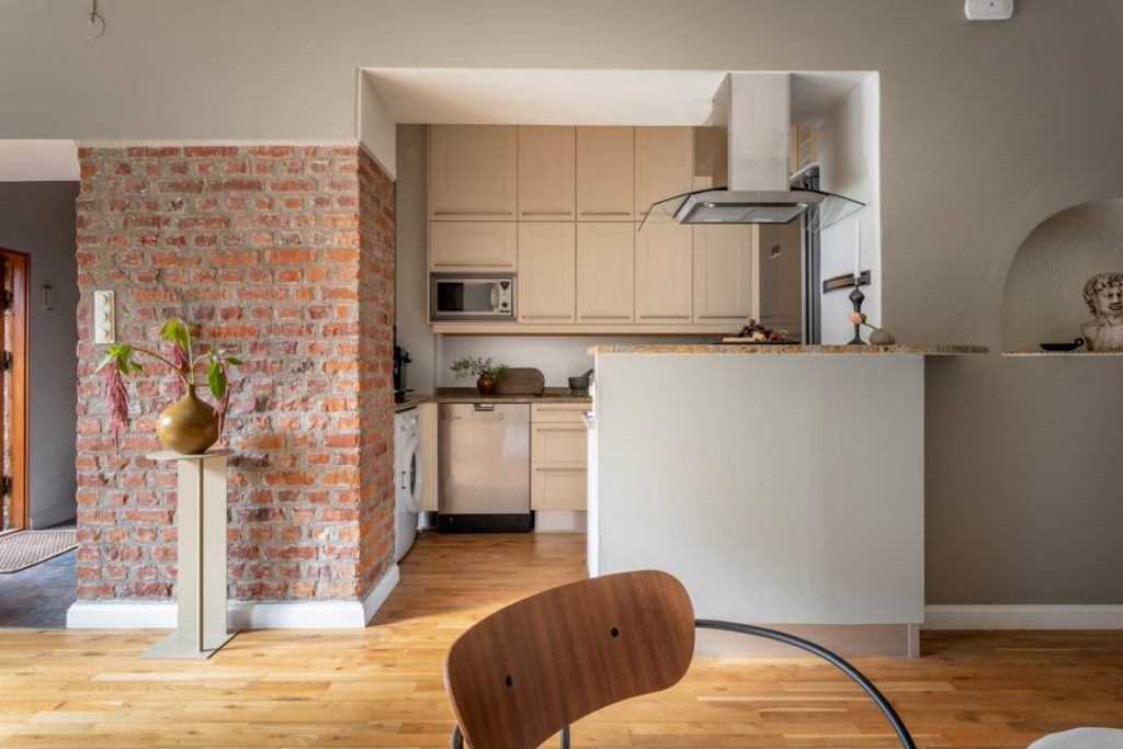 Briques et arches pour un appartement de 65m2 à la décoration actuelle