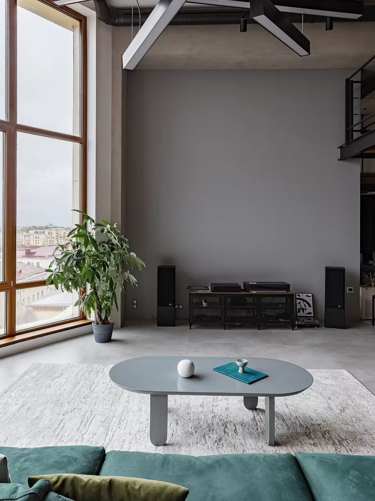 Un loft de 120m2 évolutif à la décoration brute et élégante