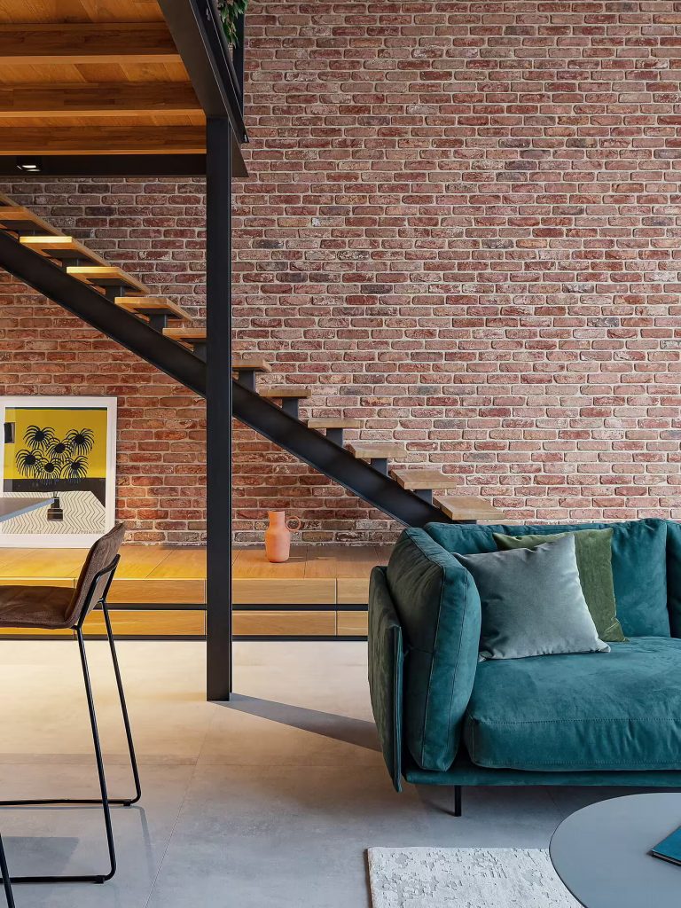 Un loft de 120m2 évolutif à la décoration brute et élégante