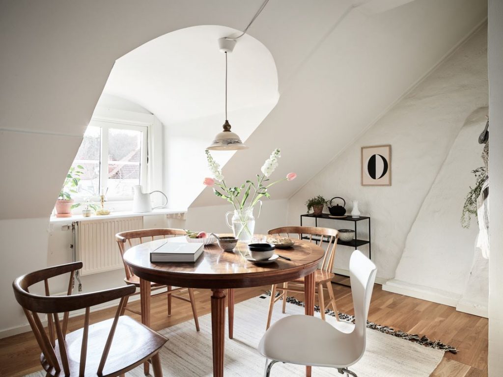 Un appartement mansardé de 44m2 à la décoration pleine de lumière