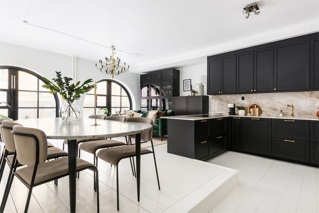 Un appartement aux fenêtres atypiques et à la décoration moderne