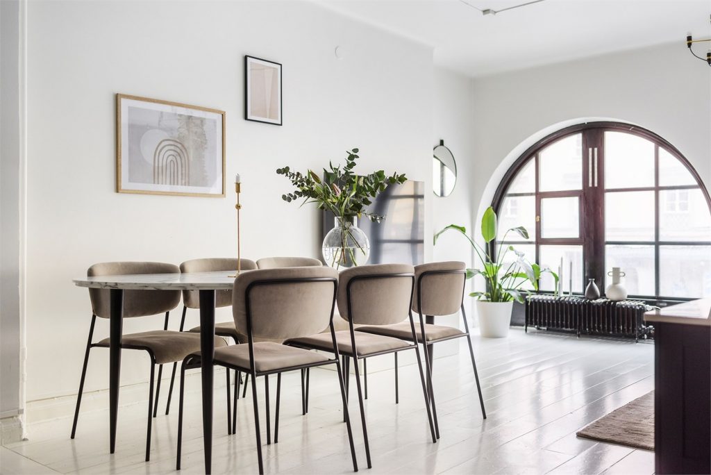 Un appartement aux fenêtres atypiques et à la décoration moderne