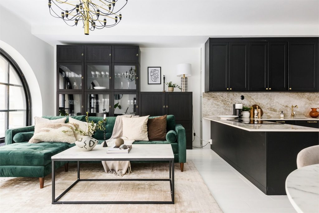 Un appartement aux fenêtres atypiques et à la décoration moderne