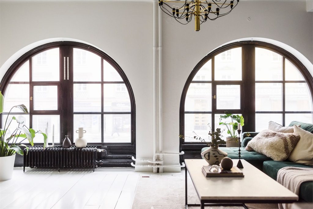 Un appartement aux fenêtres atypiques et à la décoration moderne