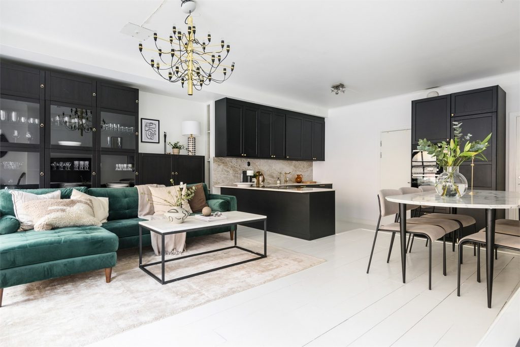 Un appartement aux fenêtres atypiques et à la décoration moderne