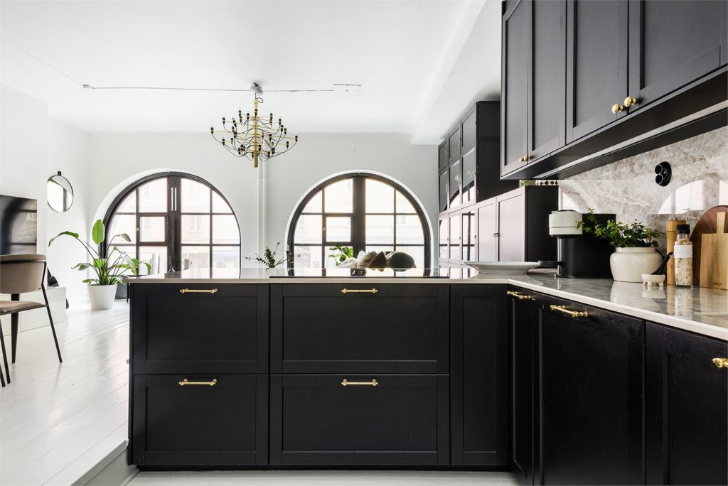 Un appartement aux fenêtres atypiques et à la décoration moderne