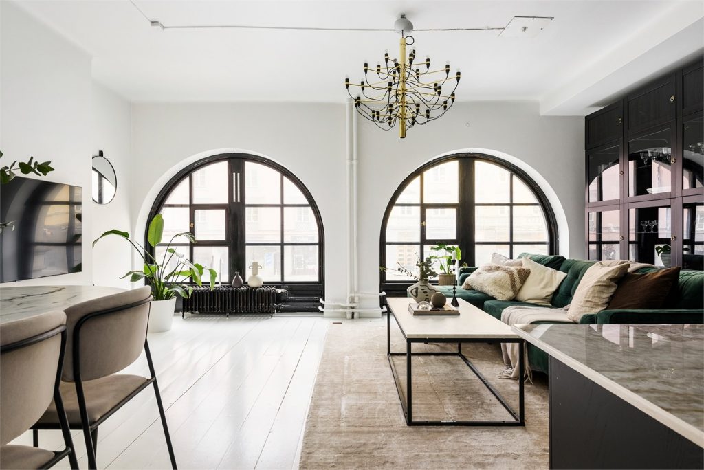 Un appartement aux fenêtres atypiques et à la décoration moderne