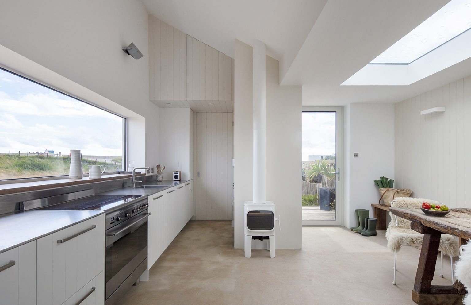 Une maison sur la plage au style épuré rénovée par une designer