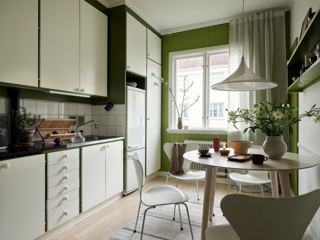 Un deux-pièces traversant de 57m2 aux couleurs fortes