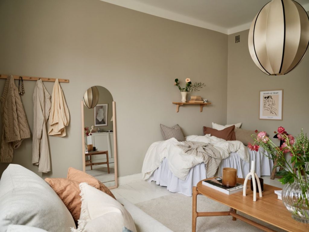 Un lumineux studio beige de 39m2 dans un immeuble ancien