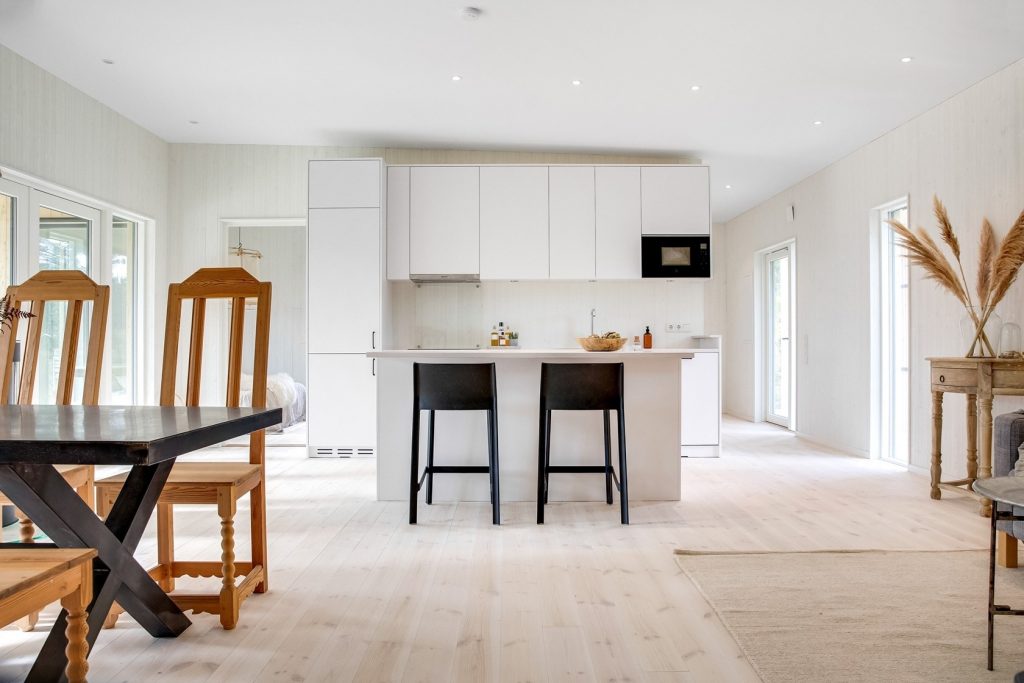 Une maison simple en bois de 74m2 au look minimaliste