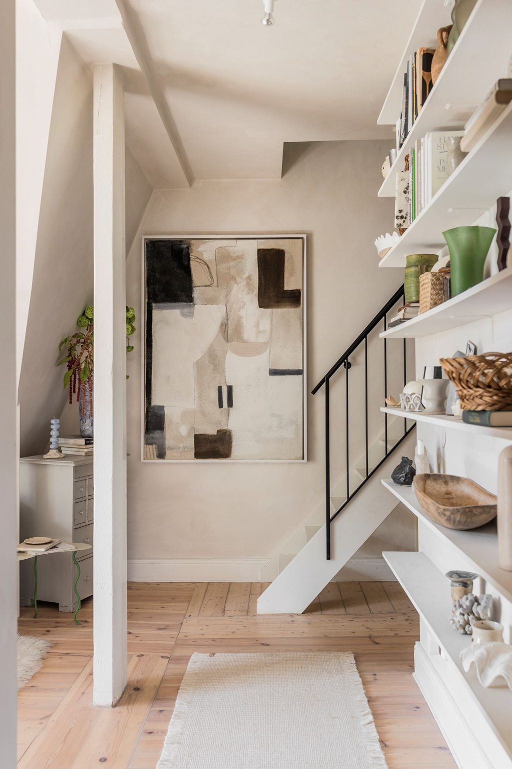 Hauts plafonds et décoration douce pour un appartement en duplex