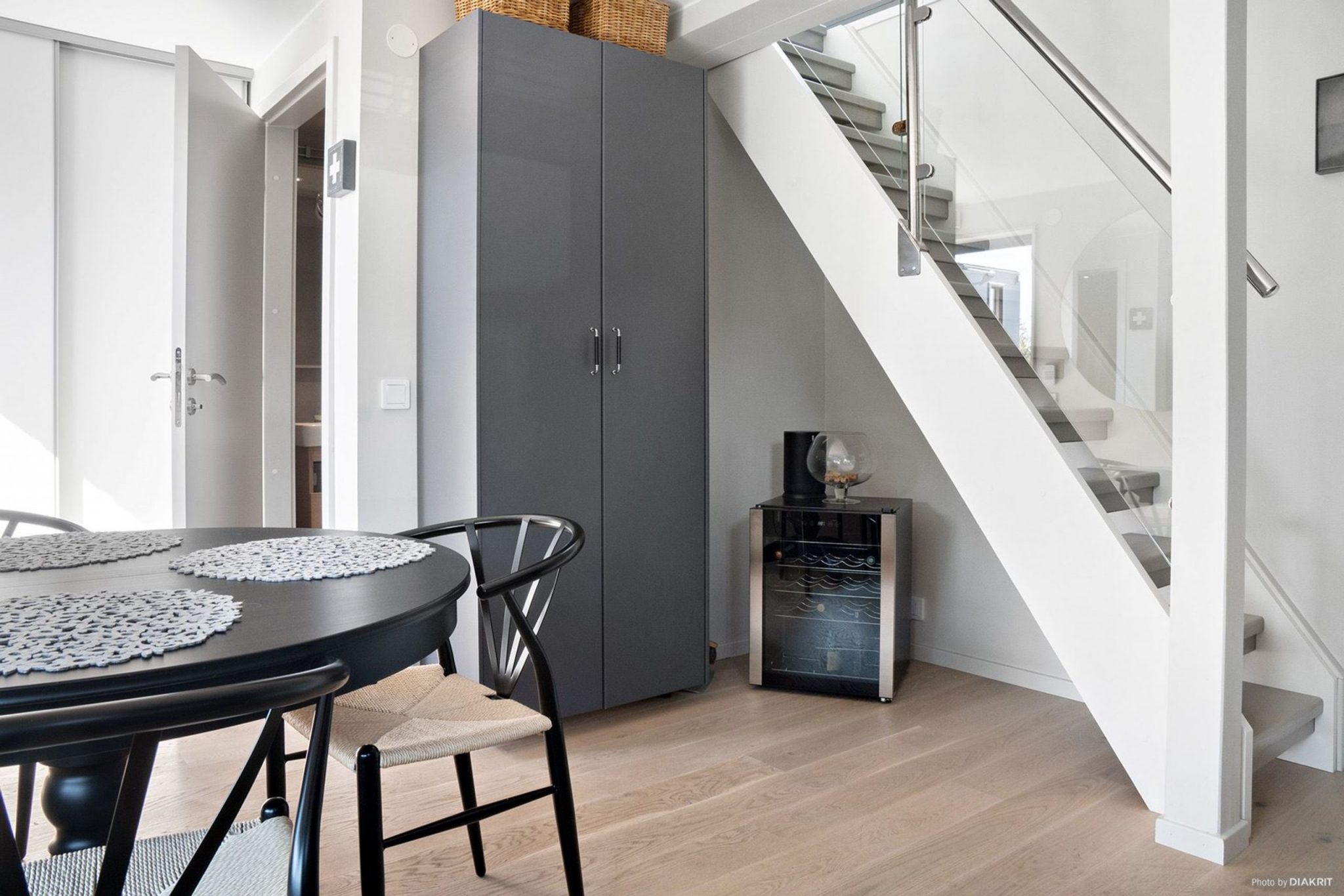 Une mini maison de 42m2 organisée sur deux niveaux (avec plan)