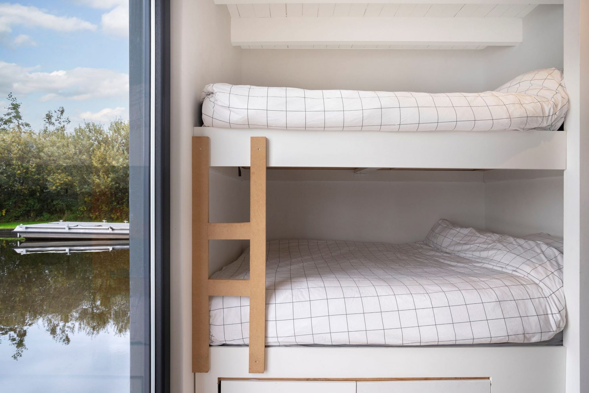 Une petite maison flottante de 51m2 confortable et design