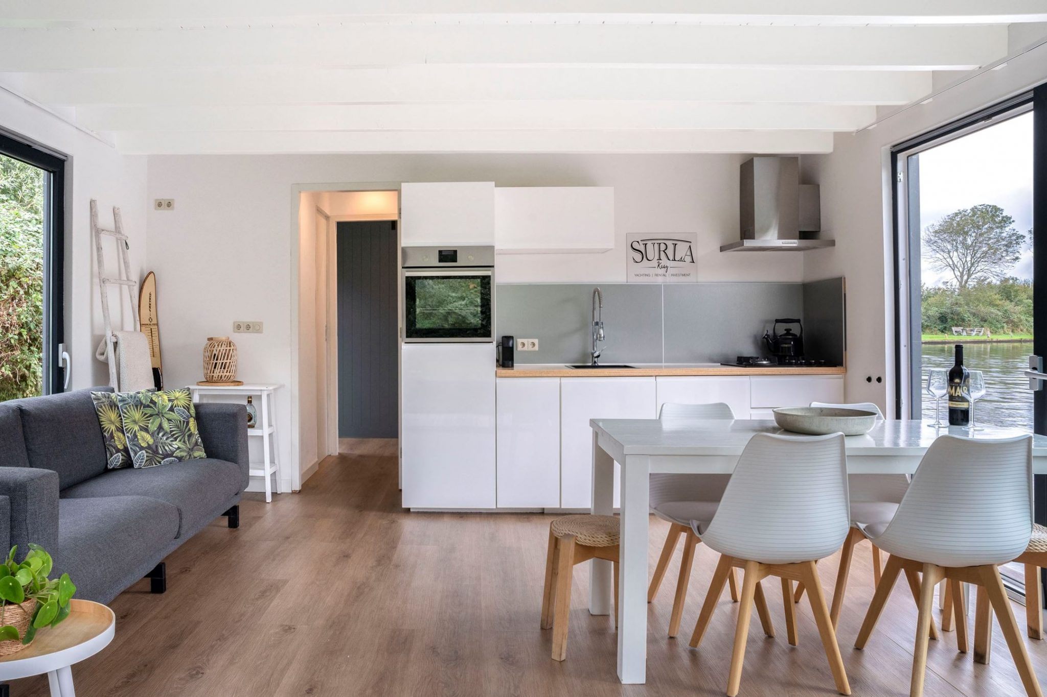 Une petite maison flottante de 51m2 confortable et design