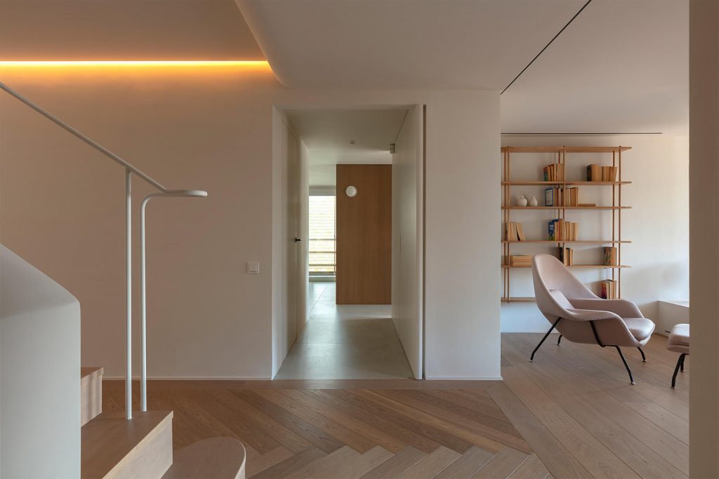 Un appartement contemporain en triplex par The Room Studio