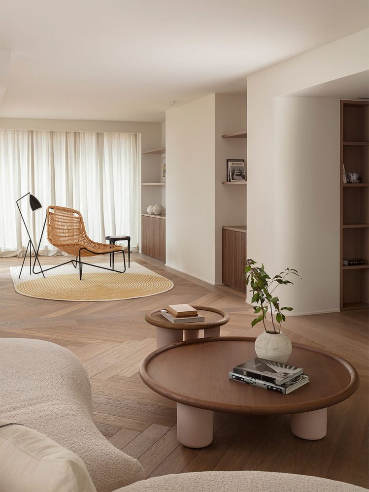 Un appartement contemporain en triplex par The Room Studio