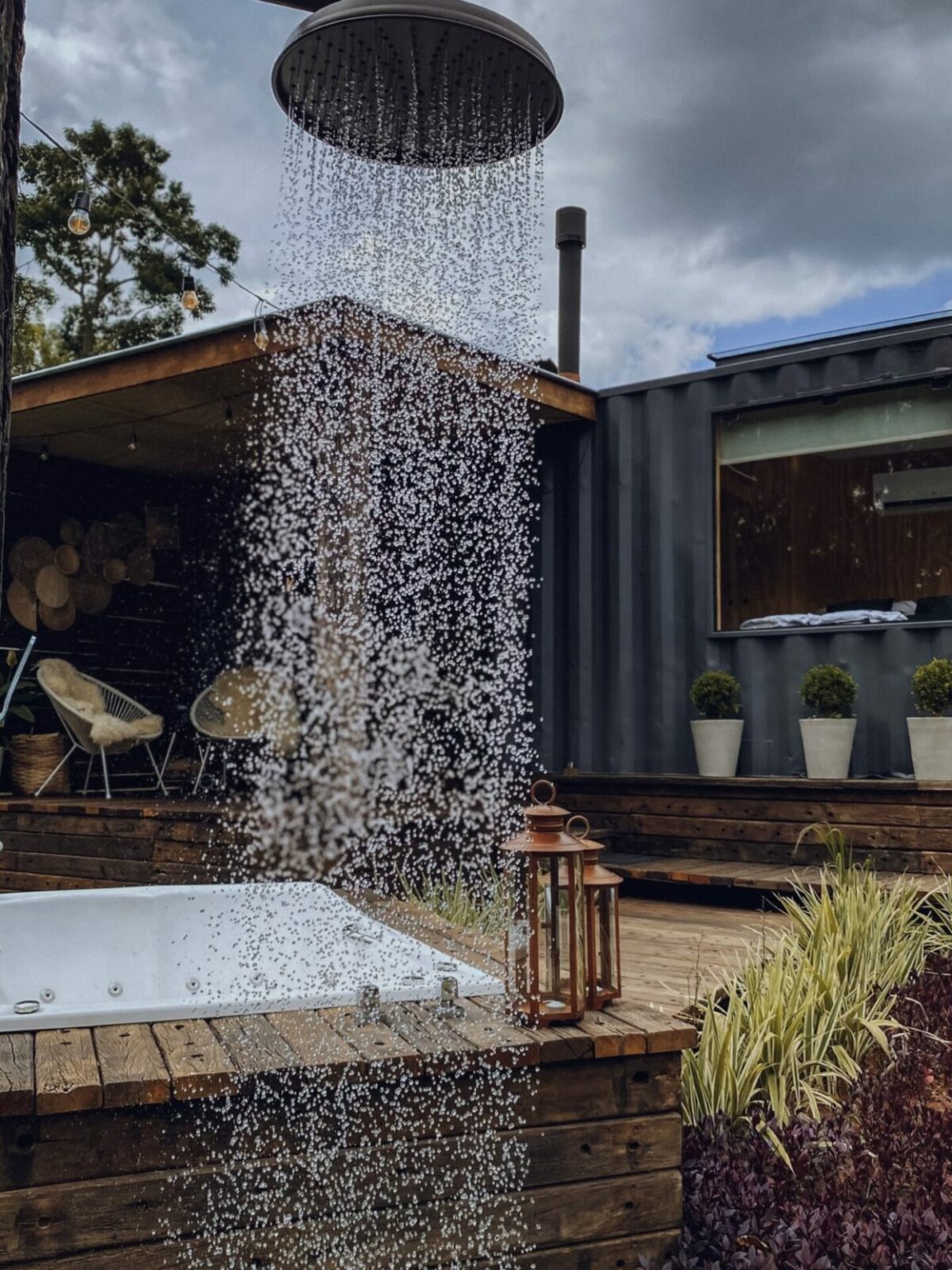 Une mini maison container avec jacuzzi dans la campagne