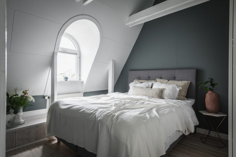 Un deux-pièces de 40m2 rénové sous les toits en style design
