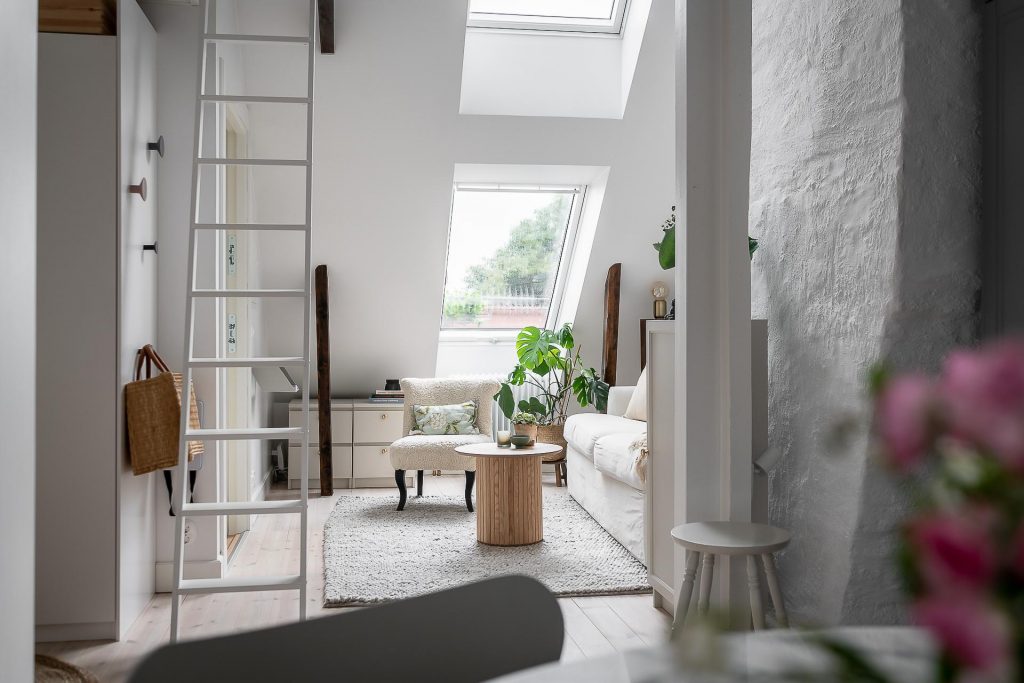 Un lumineux studio de 24m2 sous les toits au charme indéniable