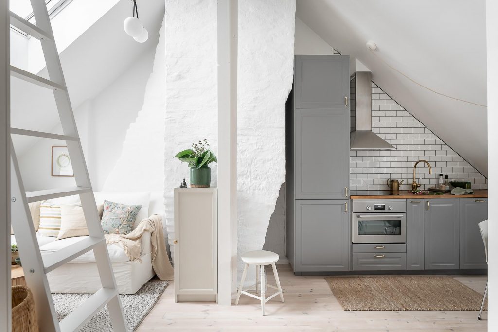 Un lumineux studio de 24m2 sous les toits au charme indéniable