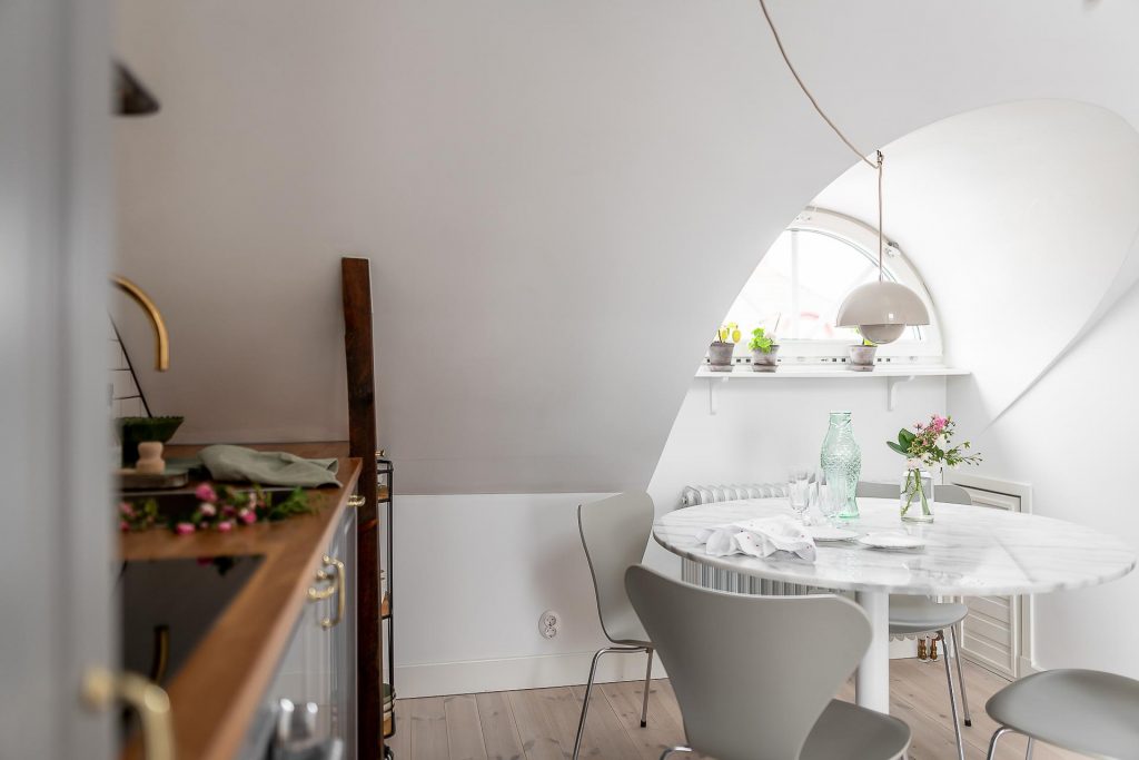 Un lumineux studio de 24m2 sous les toits au charme indéniable