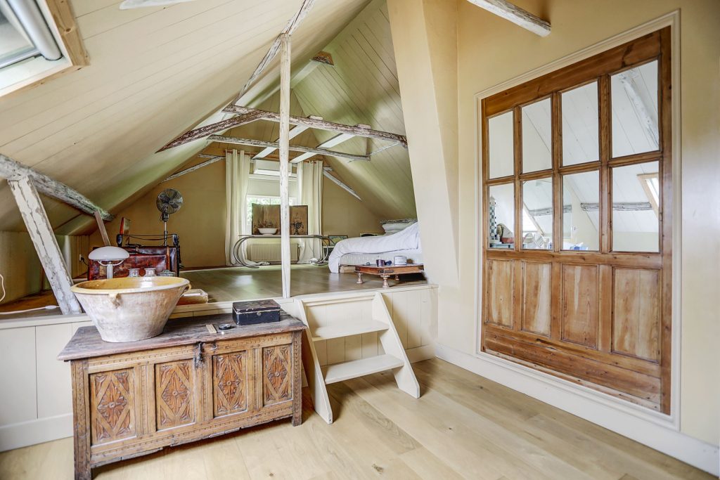 Une impressionnante maison au toit de chaume et ses annexes