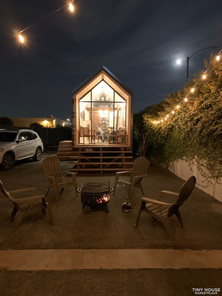 Une tiny house contemporaine de 18m2 avec un pignon vitré