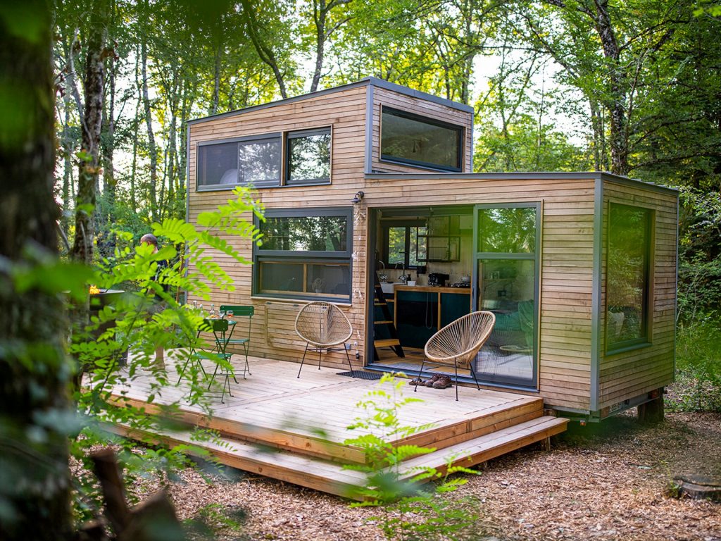 Une tiny house en bois dans la nature de la campagne française
