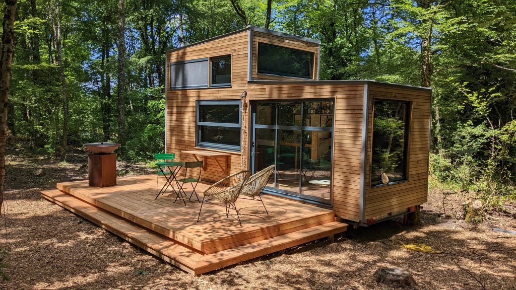 Une tiny house en bois dans la nature de la campagne française
