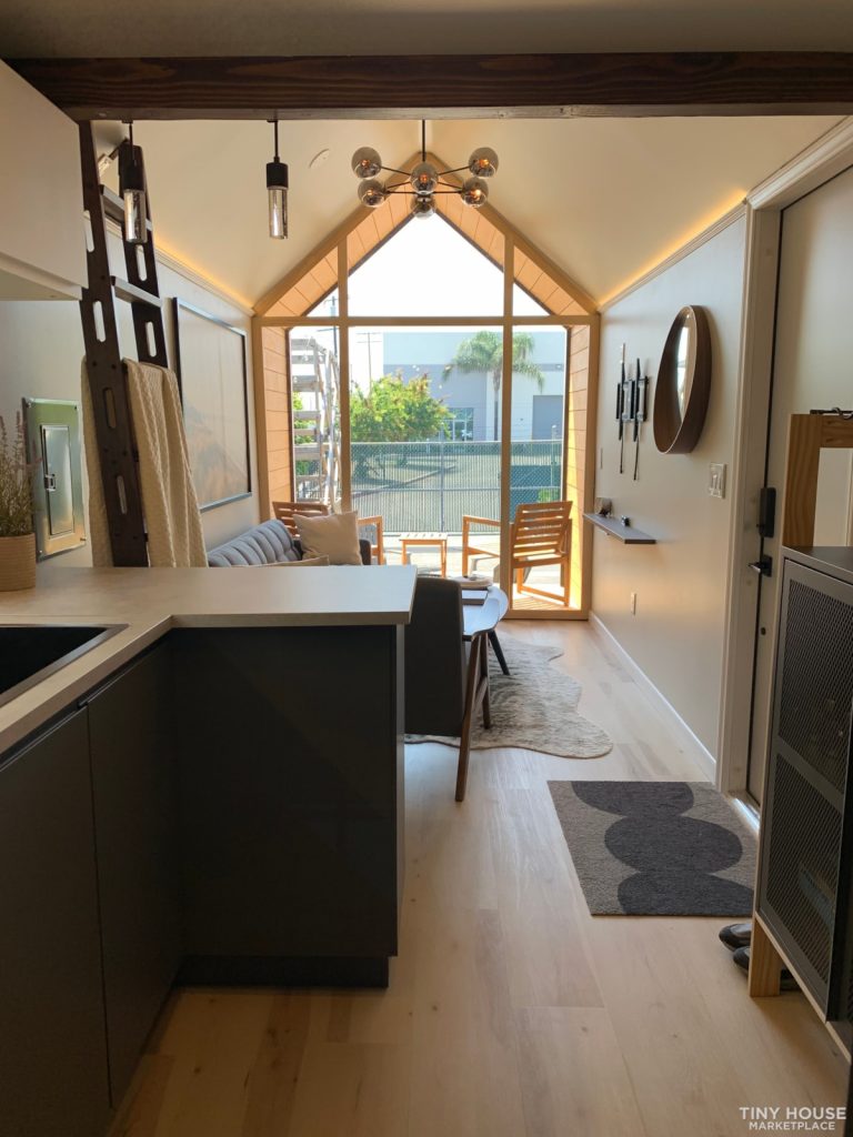 Une tiny house contemporaine de 18m2 avec un pignon vitré