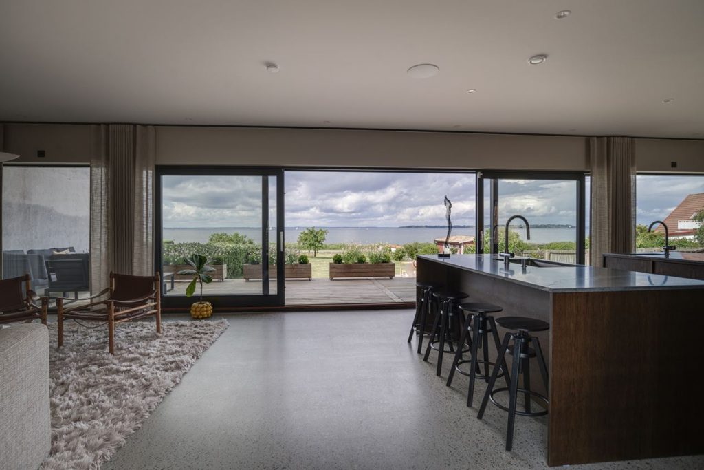 Une maison classique et contemporaine à la fois sur une plage